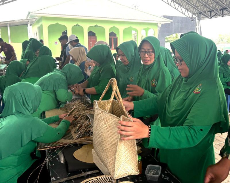 Sa-ijaan.com - Kodim 1004 dan Gekraf Kotabaru Gelar Pelatihan Anyaman ...